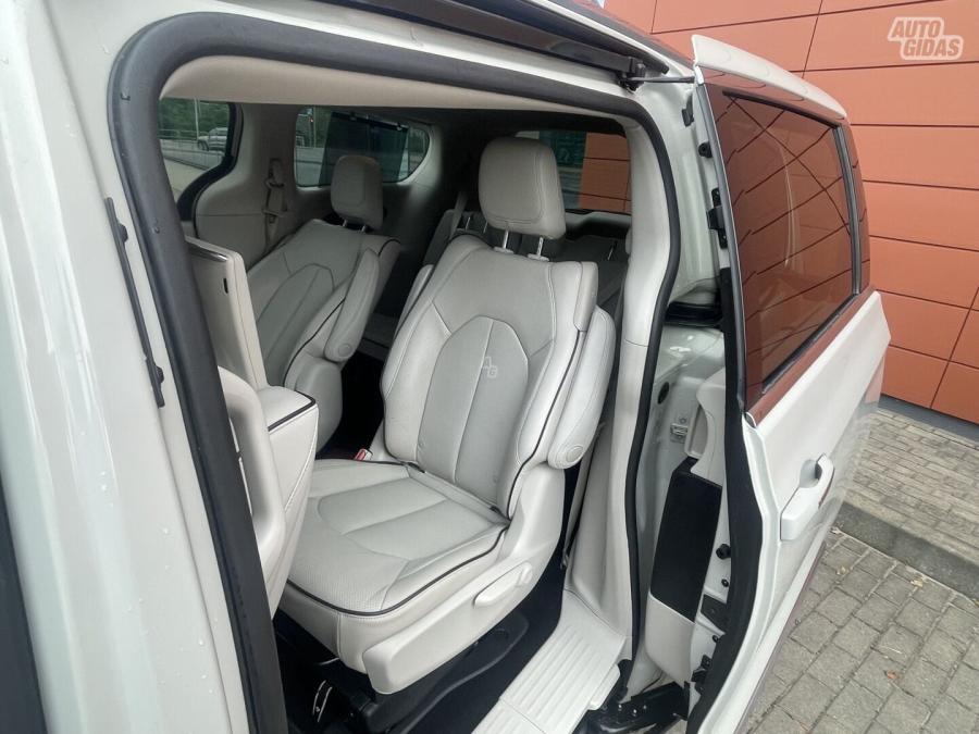 Chrysler Pacifica 2020 in Utena, with an engine capacity of 3.60 L and mileage of 192 thousand km for 15999 €, photo 13 on AUTOMOTO.COM.LV