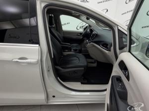 Chrysler Pacifica 2021 in Vilnius, with an engine capacity of 3.60 L and mileage of 205 thousand km for 20900 €, photo 5 on AUTOMOTO.COM.LV