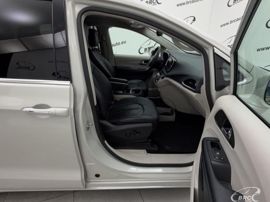 Chrysler Pacifica 2021 in Vilnius, with an engine capacity of 3.60 L and mileage of 205 thousand km for 20900 €, photo 5 on AUTOMOTO.COM.LV