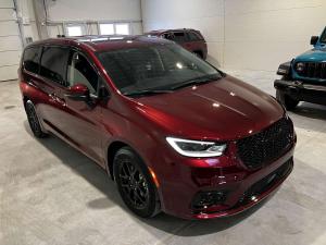 Chrysler Pacifica 2023 Klaipėda, ar dzinēja tilpumu 3.60 L un nobraukumu 42 tūkst. km par 31460 €, foto 2 vietnē AUTOMOTO.COM.LV
