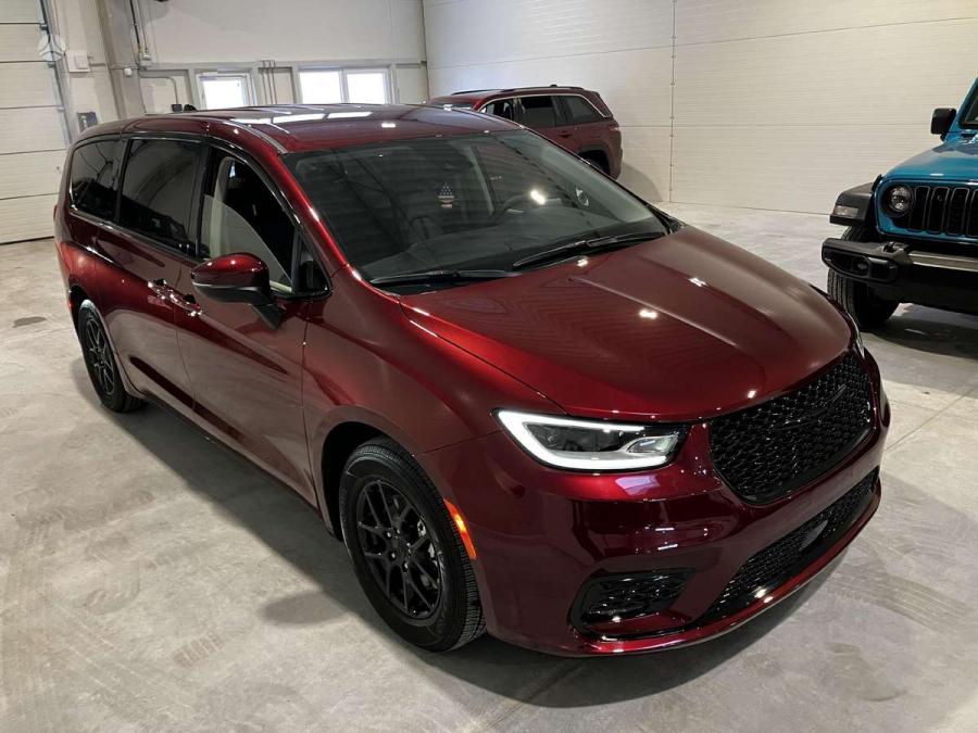 Chrysler Pacifica 2023 Klaipėda, ar dzinēja tilpumu 3.60 L un nobraukumu 42 tūkst. km par 31460 €, foto 2 vietnē AUTOMOTO.COM.LV
