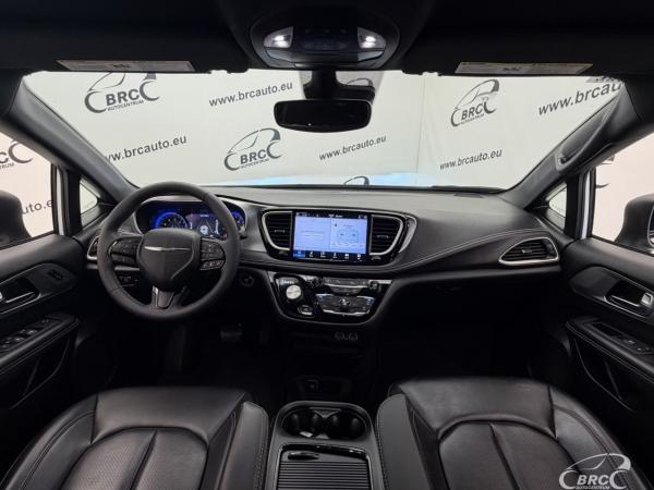 Chrysler Pacifica 2023 in Vilnius, with an engine capacity of 3.60 L and mileage of 22 thousand km for 27900 €, photo 3 on AUTOMOTO.COM.LV