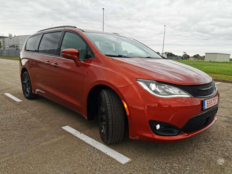 Oranžs Chrysler Pacifica 2018 Panevēža, ar dzinēja tilpumu 3.61 L un nobraukumu 204 tūkst. km par 18500 €, foto 1 vietnē AUTOMOTO.COM.LV