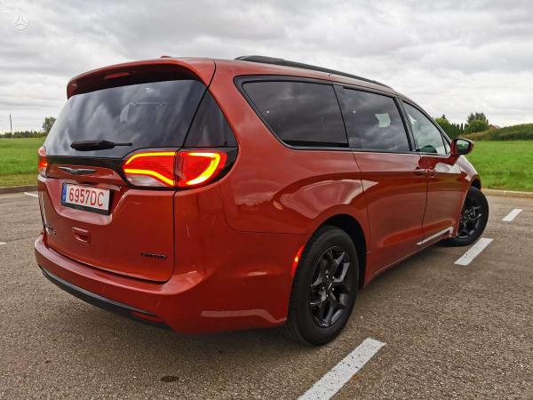 Oranžs Chrysler Pacifica 2018 Panevēža, ar dzinēja tilpumu 3.61 L un nobraukumu 204 tūkst. km par 18500 €, foto 3 vietnē AUTOMOTO.COM.LV