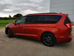 Oranžs Chrysler Pacifica 2018 Panevēža, ar dzinēja tilpumu 3.61 L un nobraukumu 204 tūkst. km par 18500 €, foto 5 vietnē AUTOMOTO.COM.LV