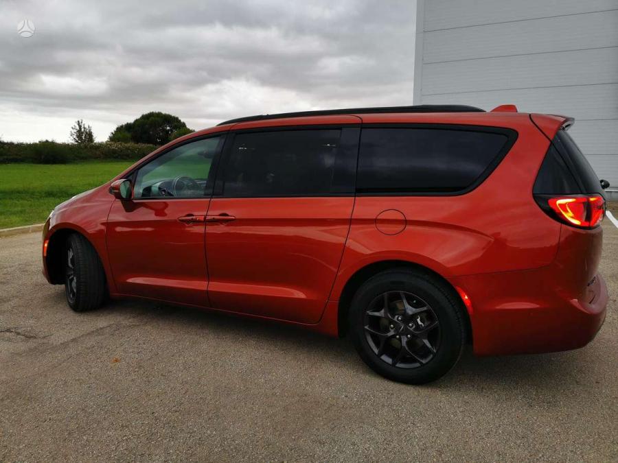 Oranžs Chrysler Pacifica 2018 Panevēža, ar dzinēja tilpumu 3.61 L un nobraukumu 204 tūkst. km par 18500 €, foto 5 vietnē AUTOMOTO.COM.LV