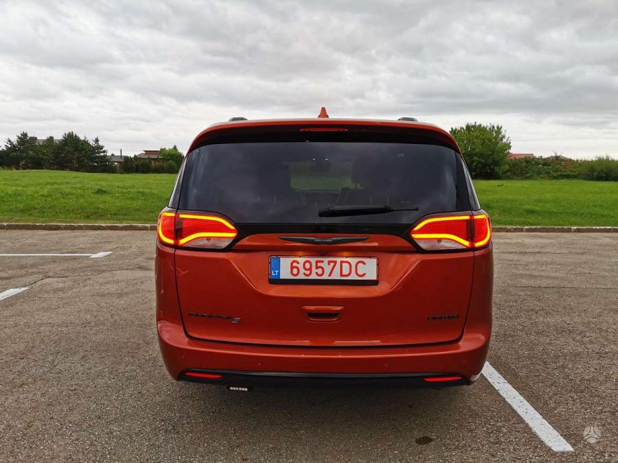 Oranžs Chrysler Pacifica 2018 Panevēža, ar dzinēja tilpumu 3.61 L un nobraukumu 204 tūkst. km par 18500 €, foto 6 vietnē AUTOMOTO.COM.LV