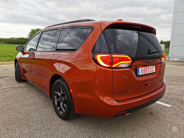 Oranžs Chrysler Pacifica 2018 Panevēža, ar dzinēja tilpumu 3.61 L un nobraukumu 204 tūkst. km par 18500 €, foto 6 vietnē AUTOMOTO.COM.LV