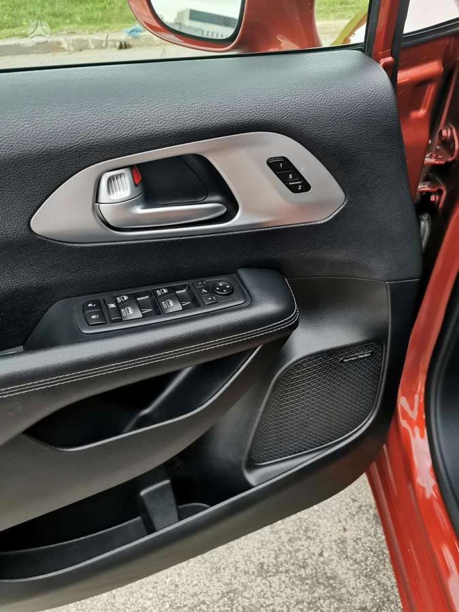 Oranžs Chrysler Pacifica 2018 Panevēža, ar dzinēja tilpumu 3.61 L un nobraukumu 204 tūkst. km par 18500 €, foto 15 vietnē AUTOMOTO.COM.LV