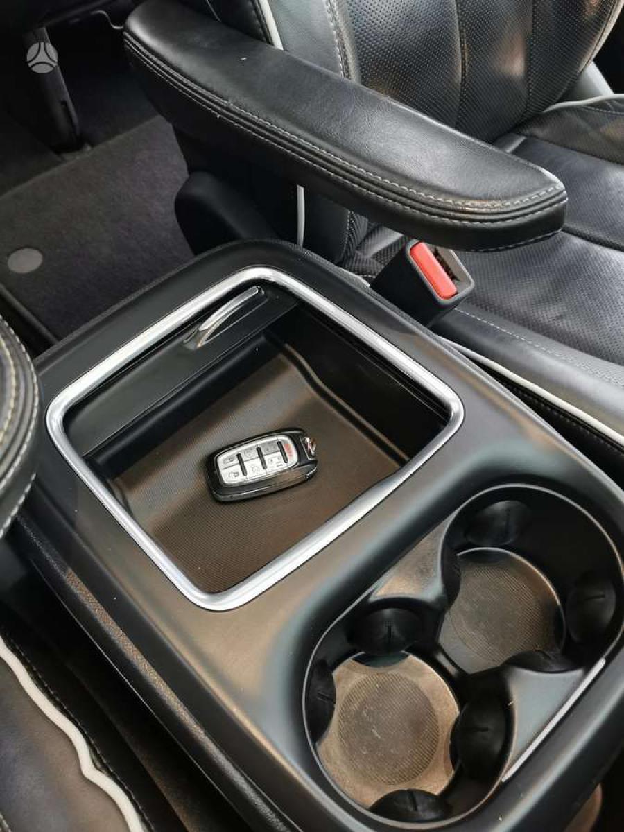 Oranžs Chrysler Pacifica 2018 Panevēža, ar dzinēja tilpumu 3.61 L un nobraukumu 204 tūkst. km par 18500 €, foto 20 vietnē AUTOMOTO.COM.LV