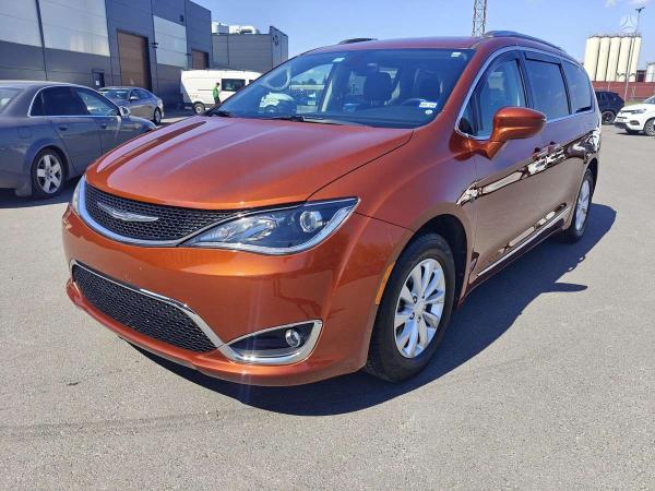Oranžs Chrysler Pacifica 2018 Kauņa, ar dzinēja tilpumu 3.61 L un nobraukumu 143 tūkst. km par 14600 €, foto  vietnē AUTOMOTO.COM.LV