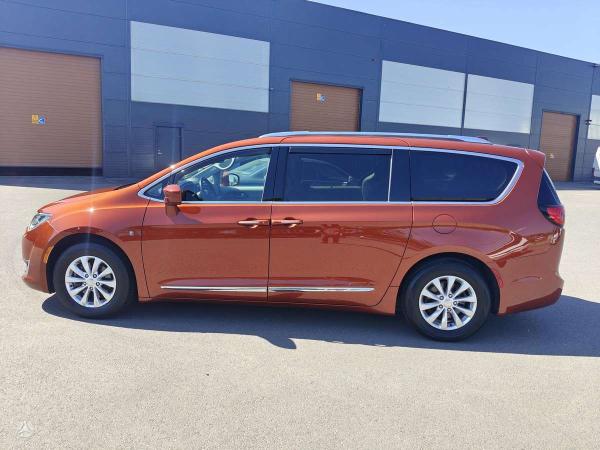 Oranžs Chrysler Pacifica 2018 Kauņa, ar dzinēja tilpumu 3.61 L un nobraukumu 143 tūkst. km par 14600 €, foto 2 vietnē AUTOMOTO.COM.LV