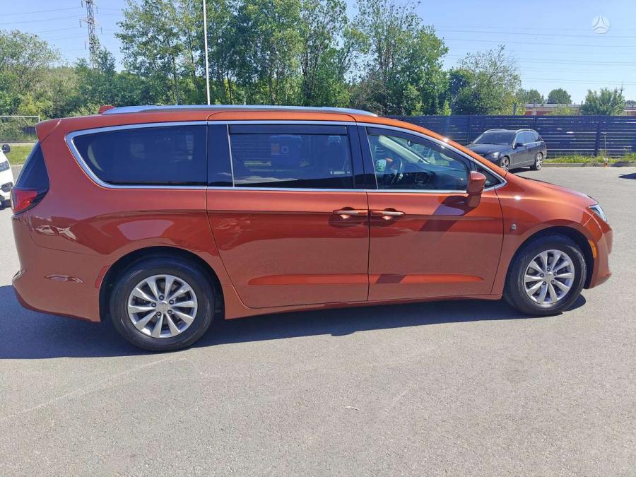 Oranžs Chrysler Pacifica 2018 Kauņa, ar dzinēja tilpumu 3.61 L un nobraukumu 143 tūkst. km par 14600 €, foto 7 vietnē AUTOMOTO.COM.LV