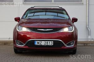 Red Chrysler Pacifica 2017 in Riga, with an engine capacity of 3.60 L and mileage of 0 thousand km for 16995 €, photo 3 on AUTOMOTO.COM.LV