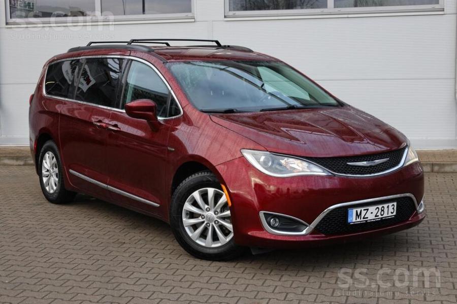 Red Chrysler Pacifica 2017 in Riga, with an engine capacity of 3.60 L and mileage of 0 thousand km for 16995 €, photo 4 on AUTOMOTO.COM.LV
