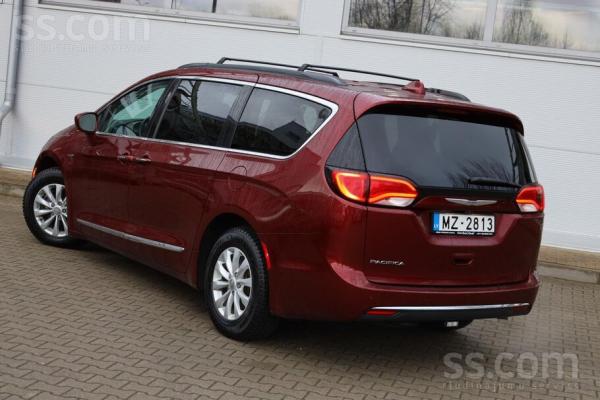 Red Chrysler Pacifica 2017 in Riga, with an engine capacity of 3.60 L and mileage of 0 thousand km for 16995 €, photo 5 on AUTOMOTO.COM.LV