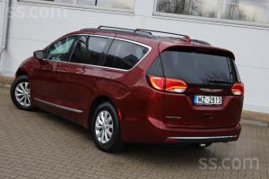 Red Chrysler Pacifica 2017 in Riga, with an engine capacity of 3.60 L and mileage of 0 thousand km for 16995 €, photo 5 on AUTOMOTO.COM.LV