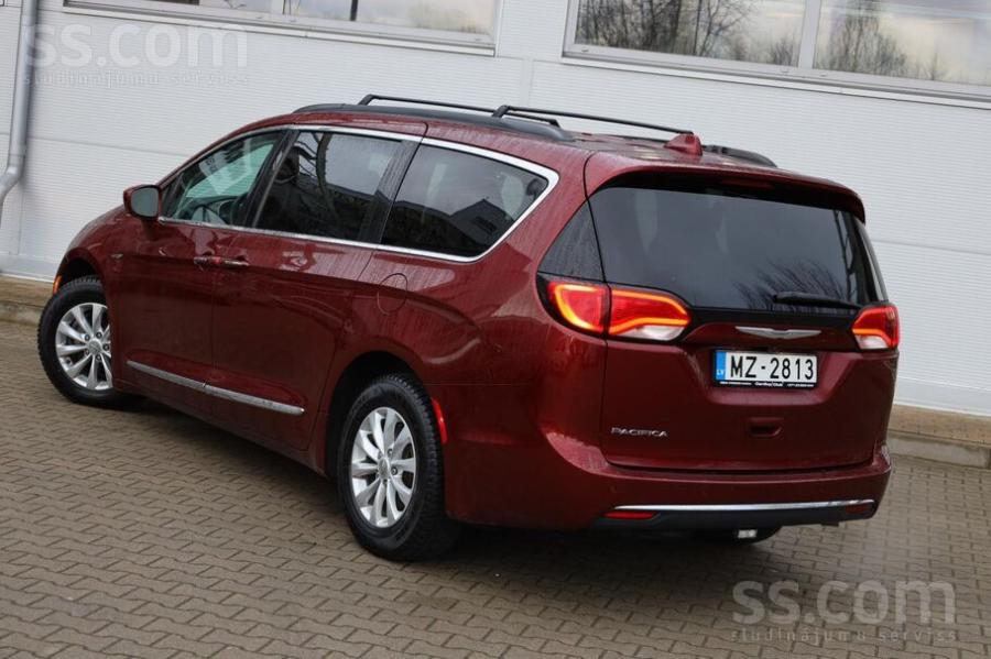 Red Chrysler Pacifica 2017 in Riga, with an engine capacity of 3.60 L and mileage of 0 thousand km for 16995 €, photo 5 on AUTOMOTO.COM.LV