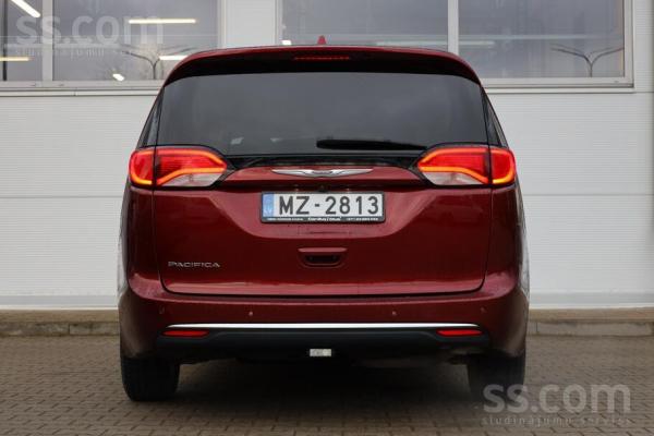 Red Chrysler Pacifica 2017 in Riga, with an engine capacity of 3.60 L and mileage of 0 thousand km for 16995 €, photo 6 on AUTOMOTO.COM.LV