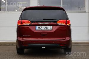 Red Chrysler Pacifica 2017 in Riga, with an engine capacity of 3.60 L and mileage of 0 thousand km for 16995 €, photo 6 on AUTOMOTO.COM.LV