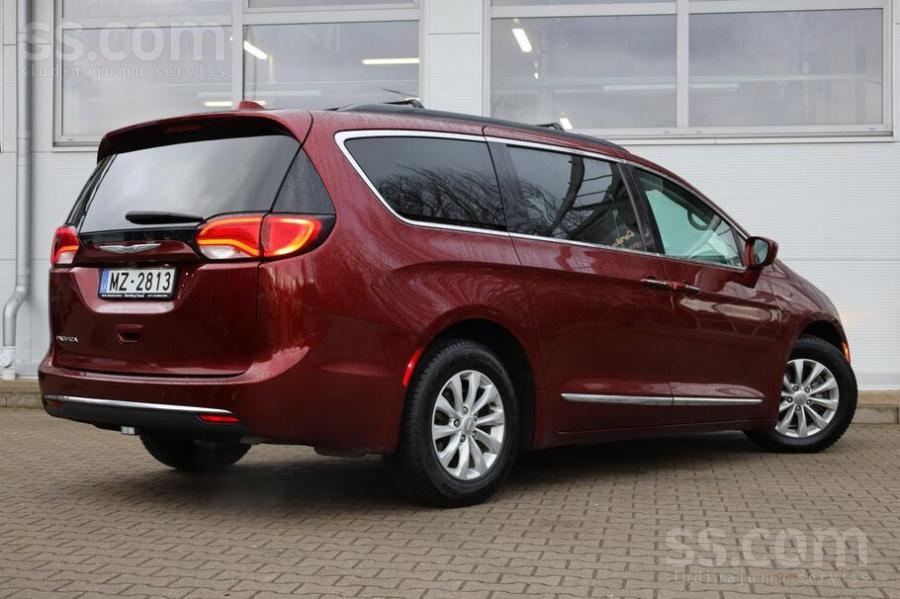 Red Chrysler Pacifica 2017 in Riga, with an engine capacity of 3.60 L and mileage of 0 thousand km for 16995 €, photo 7 on AUTOMOTO.COM.LV