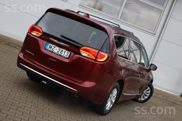 Red Chrysler Pacifica 2017 in Riga, with an engine capacity of 3.60 L and mileage of 0 thousand km for 16995 €, photo 8 on AUTOMOTO.COM.LV