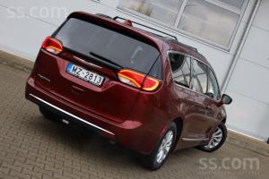 Red Chrysler Pacifica 2017 in Riga, with an engine capacity of 3.60 L and mileage of 0 thousand km for 16995 €, photo 8 on AUTOMOTO.COM.LV