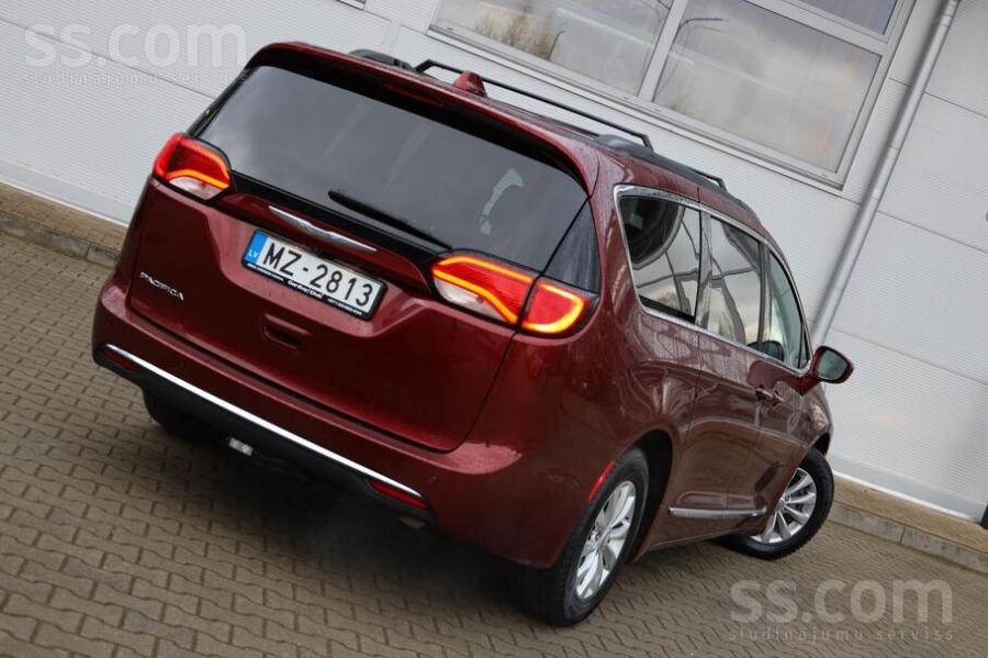 Red Chrysler Pacifica 2017 in Riga, with an engine capacity of 3.60 L and mileage of 0 thousand km for 16995 €, photo 8 on AUTOMOTO.COM.LV