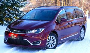 Red Chrysler Pacifica 2017 in Petrikaiciai, with an engine capacity of 3.60 L and mileage of 207 thousand km for 14499 €, photo  on AUTOMOTO.COM.LV