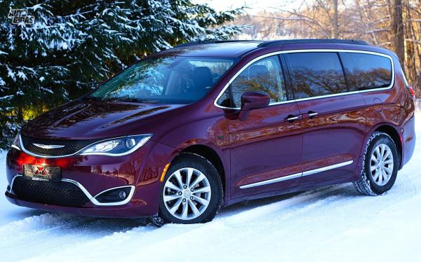 Red Chrysler Pacifica 2017 in Petrikaiciai, with an engine capacity of 3.60 L and mileage of 207 thousand km for 14499 €, photo 5 on AUTOMOTO.COM.LV
