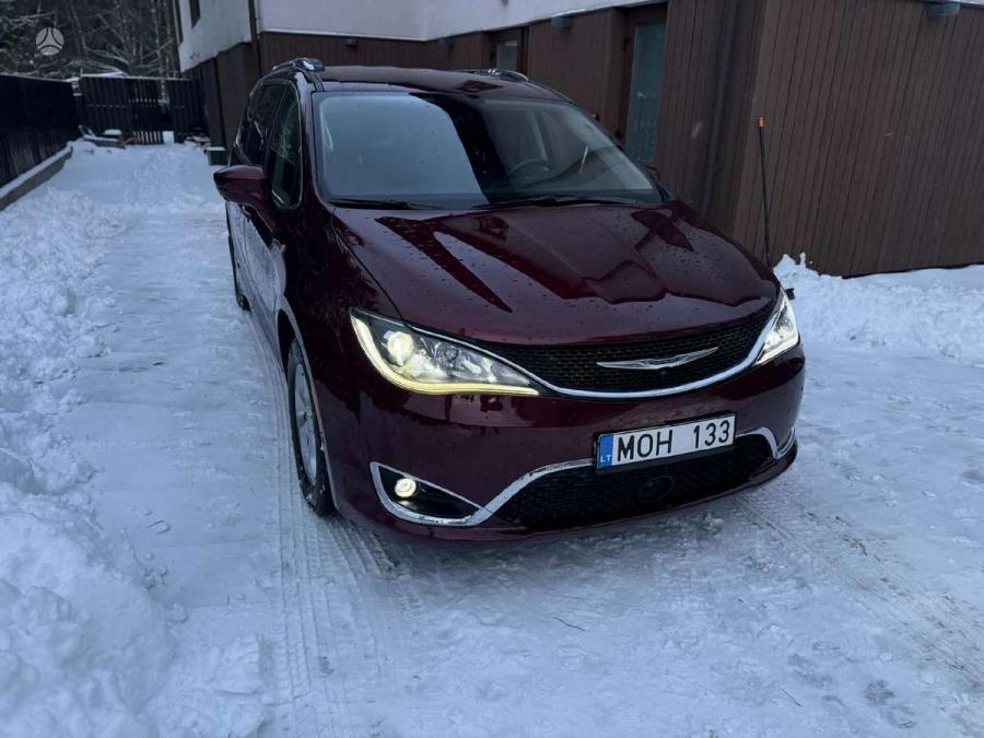 Sarkans Chrysler Pacifica 2017 Viļņa, ar dzinēja tilpumu 3.61 L un nobraukumu 195 tūkst. km par 14450 €, foto 1 vietnē AUTOMOTO.COM.LV