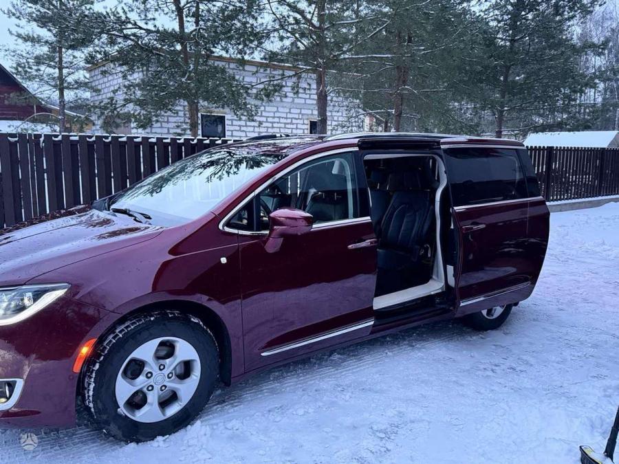 Sarkans Chrysler Pacifica 2017 Viļņa, ar dzinēja tilpumu 3.61 L un nobraukumu 195 tūkst. km par 14450 €, foto 3 vietnē AUTOMOTO.COM.LV