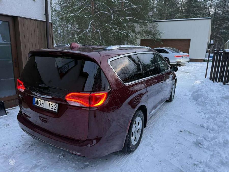 Sarkans Chrysler Pacifica 2017 Viļņa, ar dzinēja tilpumu 3.61 L un nobraukumu 195 tūkst. km par 14450 €, foto 4 vietnē AUTOMOTO.COM.LV