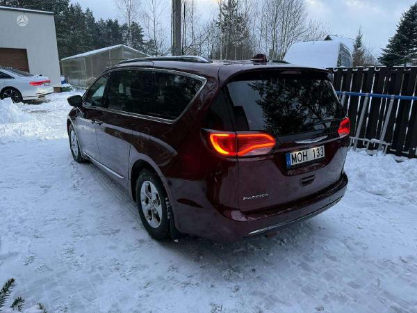 Sarkans Chrysler Pacifica 2017 Viļņa, ar dzinēja tilpumu 3.61 L un nobraukumu 195 tūkst. km par 14450 €, foto 5 vietnē AUTOMOTO.COM.LV