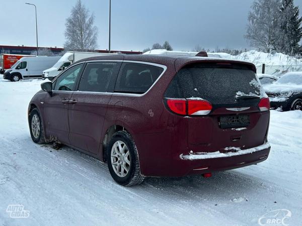 Sarkans Chrysler Pacifica 2017 Avižieniai, ar dzinēja tilpumu 3.60 L un nobraukumu 149 tūkst. km par 12900 €, foto 4 vietnē AUTOMOTO.COM.LV