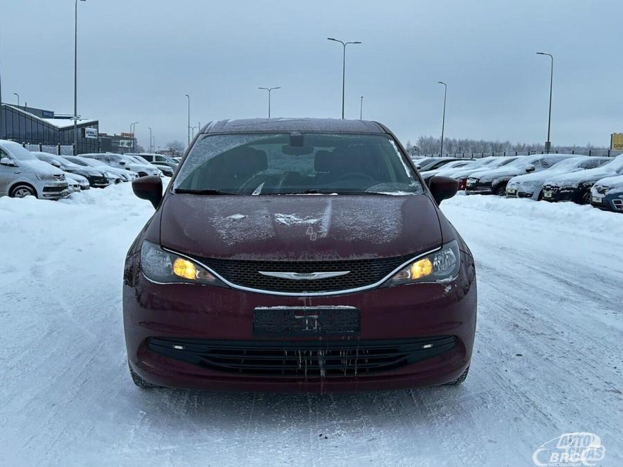 Red Chrysler Pacifica 2017 in Avizieniai, with an engine capacity of 3.60 L and mileage of 149 thousand km for 12900 €, photo 5 on AUTOMOTO.COM.LV