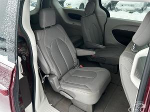 Red Chrysler Pacifica 2017 in Avizieniai, with an engine capacity of 3.60 L and mileage of 149 thousand km for 12900 €, photo 12 on AUTOMOTO.COM.LV