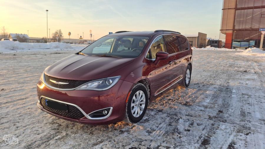 Sarkans Chrysler Pacifica 2017 Klaipėda, ar dzinēja tilpumu 3.60 L un nobraukumu 184 tūkst. km par 14800 €, foto 1 vietnē AUTOMOTO.COM.LV