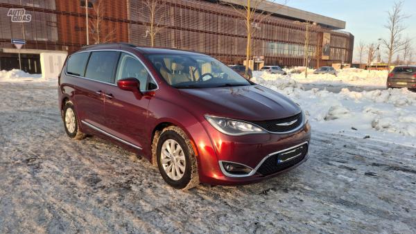 Red Chrysler Pacifica 2017 in Klaipeda, with an engine capacity of 3.60 L and mileage of 184 thousand km for 14800 €, photo 2 on AUTOMOTO.COM.LV