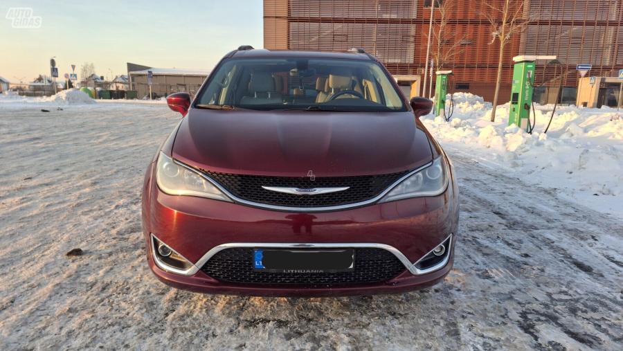 Sarkans Chrysler Pacifica 2017 Klaipėda, ar dzinēja tilpumu 3.60 L un nobraukumu 184 tūkst. km par 14800 €, foto 3 vietnē AUTOMOTO.COM.LV