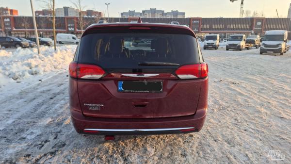 Red Chrysler Pacifica 2017 in Klaipeda, with an engine capacity of 3.60 L and mileage of 184 thousand km for 14800 €, photo 5 on AUTOMOTO.COM.LV