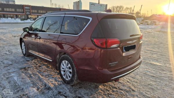 Red Chrysler Pacifica 2017 in Klaipeda, with an engine capacity of 3.60 L and mileage of 184 thousand km for 14800 €, photo 6 on AUTOMOTO.COM.LV