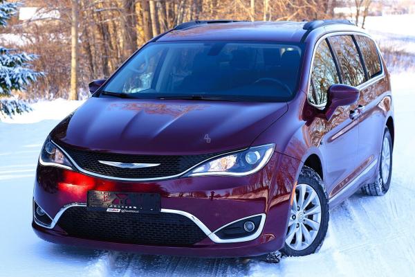 Red Chrysler Pacifica 2017 in Petrikaiciai, with an engine capacity of 3.60 L and mileage of 207 thousand km for 14499 €, photo 2 on AUTOMOTO.COM.LV