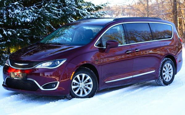 Red Chrysler Pacifica 2017 in Petrikaiciai, with an engine capacity of 3.60 L and mileage of 207 thousand km for 14499 €, photo 4 on AUTOMOTO.COM.LV