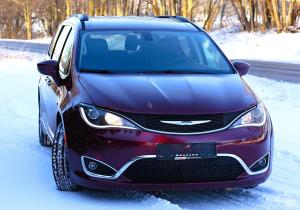 Red Chrysler Pacifica 2017 in Petrikaiciai, with an engine capacity of 3.60 L and mileage of 207 thousand km for 14499 €, photo 6 on AUTOMOTO.COM.LV