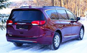 Red Chrysler Pacifica 2017 in Petrikaiciai, with an engine capacity of 3.60 L and mileage of 207 thousand km for 14499 €, photo 10 on AUTOMOTO.COM.LV