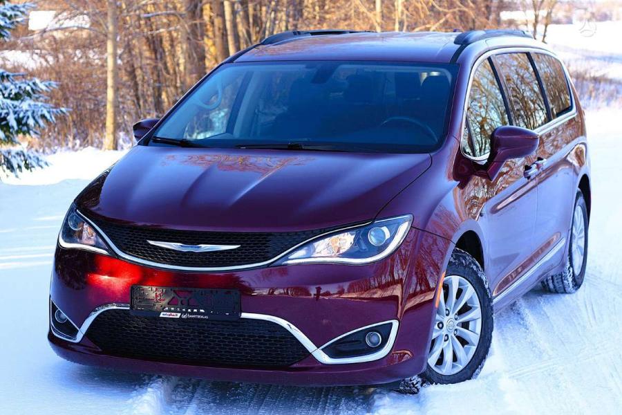 Red Chrysler Pacifica 2017 in Kretinga, with an engine capacity of 3.61 L and mileage of 207 thousand km for 14499 €, photo 2 on AUTOMOTO.COM.LV