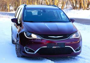 Red Chrysler Pacifica 2017 in Kretinga, with an engine capacity of 3.61 L and mileage of 207 thousand km for 14499 €, photo 5 on AUTOMOTO.COM.LV