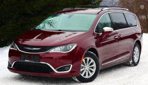 Red Chrysler Pacifica 2017 in Kretinga, with an engine capacity of 3.61 L and mileage of 165 thousand km for 15499 €, photo 2 on AUTOMOTO.COM.LV