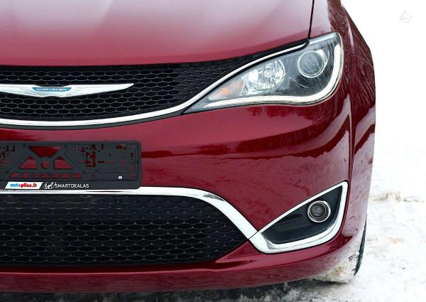 Red Chrysler Pacifica 2017 in Kretinga, with an engine capacity of 3.61 L and mileage of 165 thousand km for 15499 €, photo 3 on AUTOMOTO.COM.LV